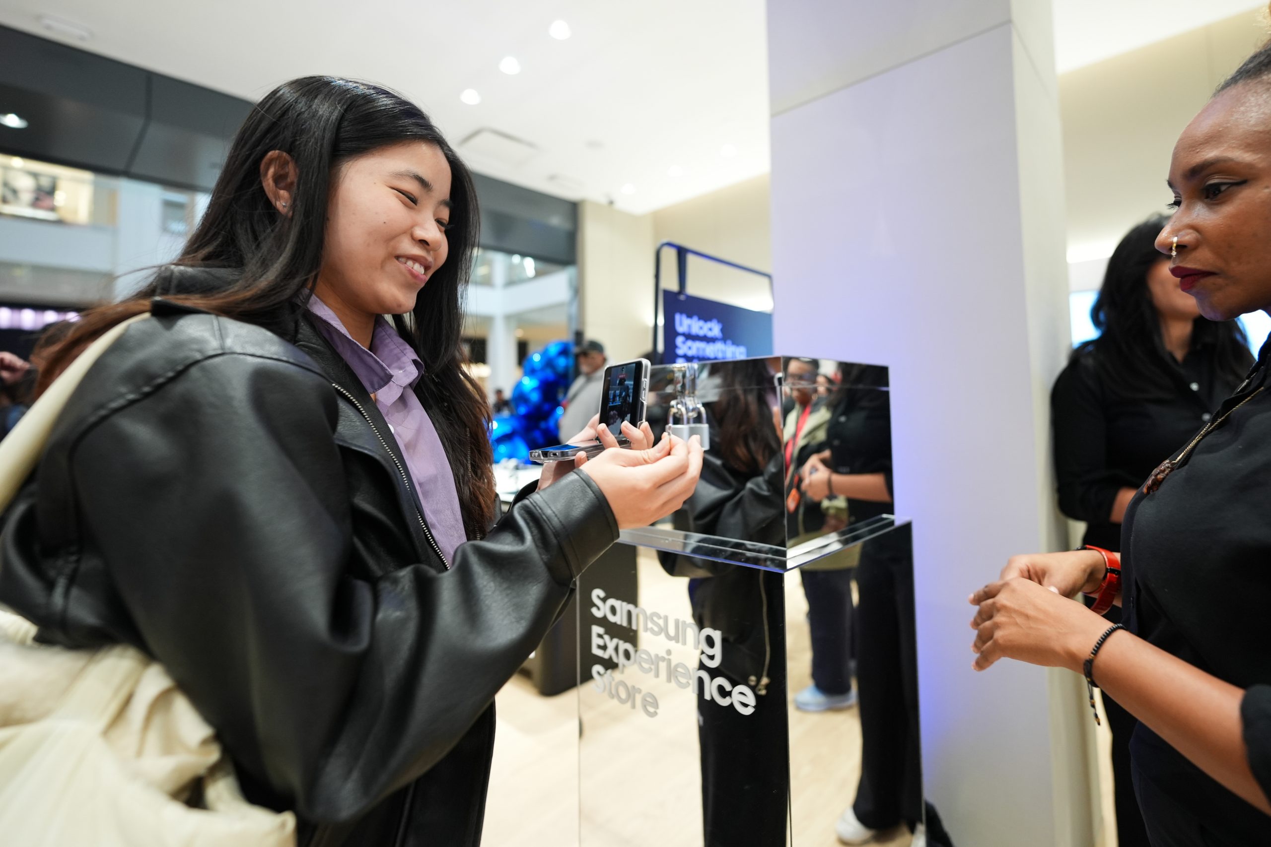 New Samsung Experience Stores Open the World of Galaxy